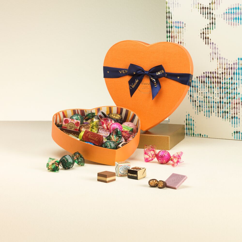 Heart gift box with assorted chocolates 271 g - Venchi
