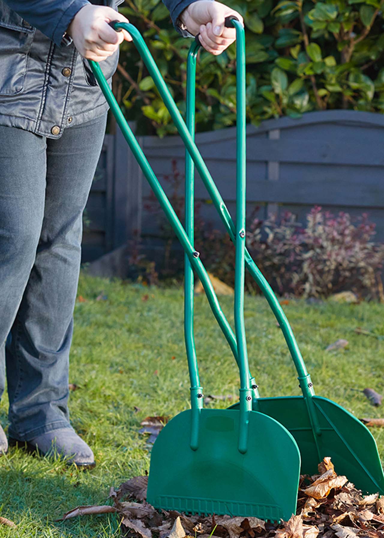 Long Handled Easy Leaf Grabbers | Dobbies Garden Centres